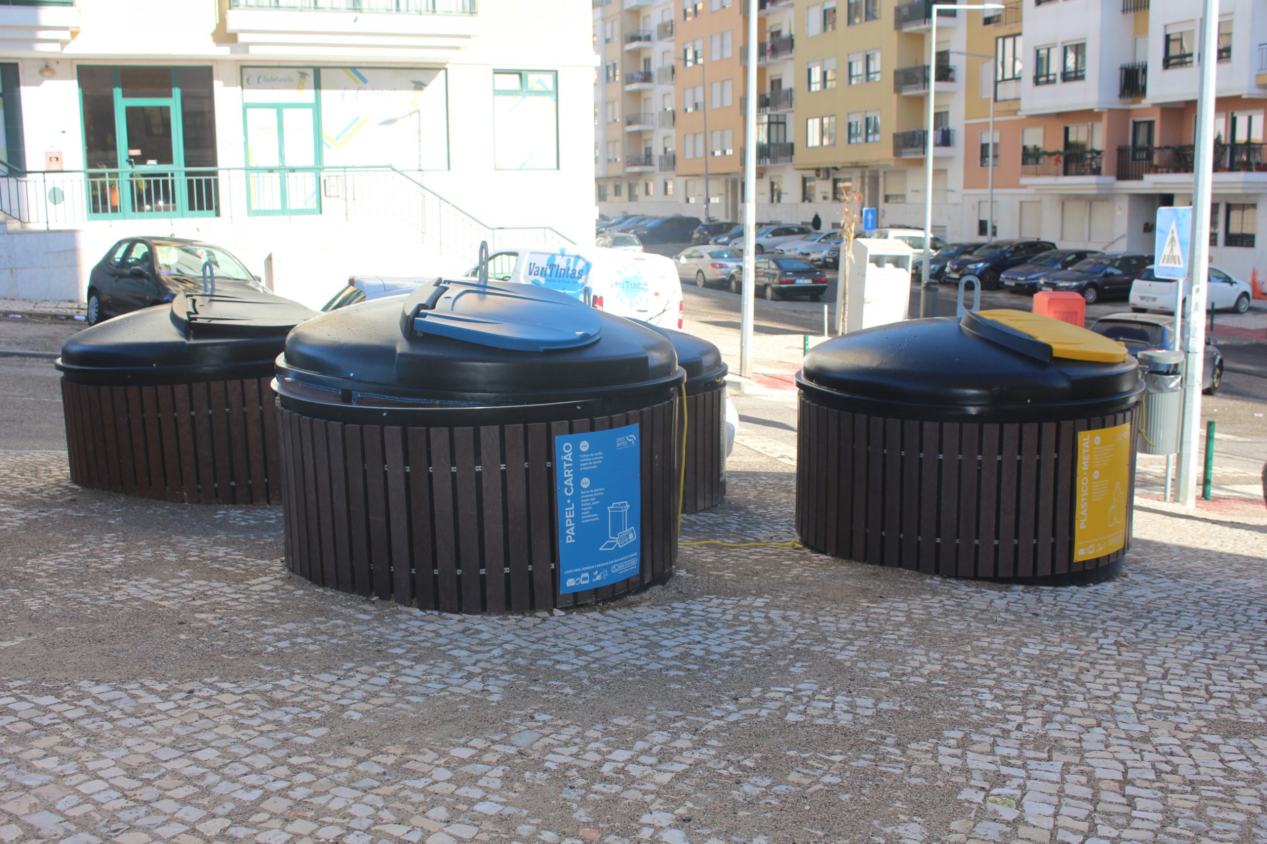 Já estão operacionais os primeiros contentores enterrados no Casal da ...